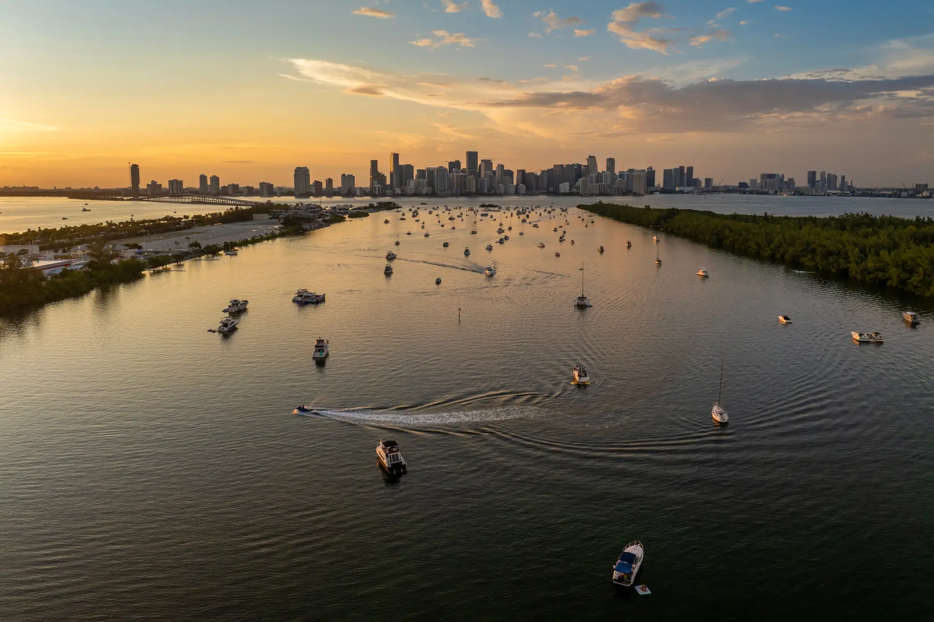 Miami,,Florida.,Biscayne,Bay,Harbor,With,Many,Yachts,And,Motor – MYA ...